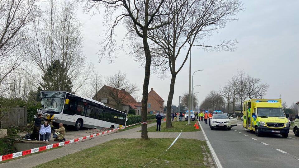 Bus van De Lijn belandt in gracht in Sijsele, verschillende passagiers ...