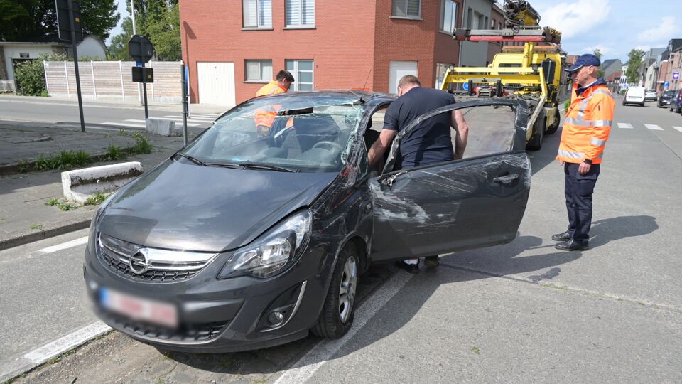 Auto op zijkant in Kapellestraat in Aartselaar: bestuurster zwaargewond ...