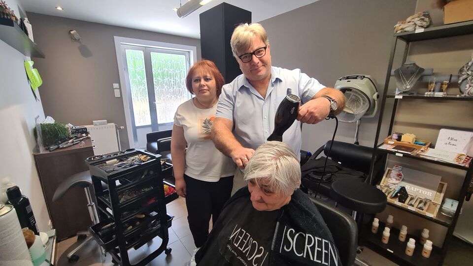 Kapper uit Landen geeft gratis knipbeurt aan Oekraïense vluchtelingen ...