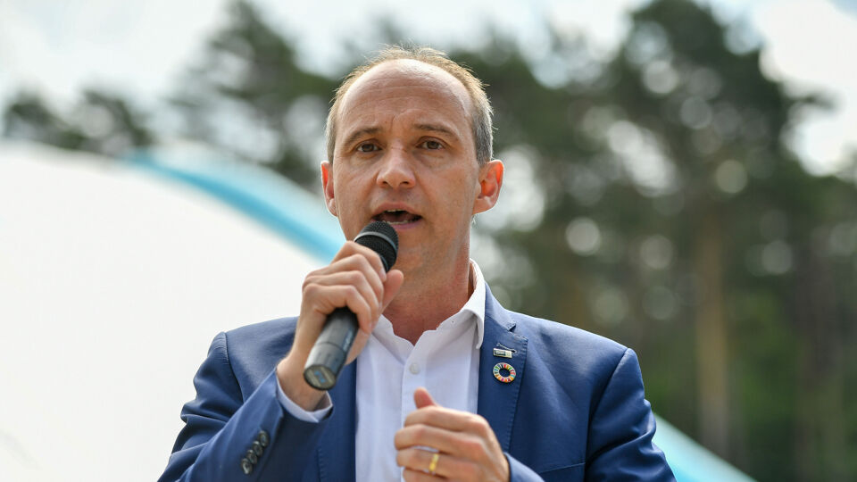 Burgemeester Wim Dries (CD&V) van Genk draagt oud-minister Leo Delcroix ...