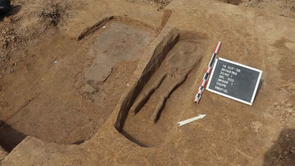 Middeleeuwse grafkuil met 2 volwassenen, baby en tiener ontdekt bij archeologische opgravingen ...