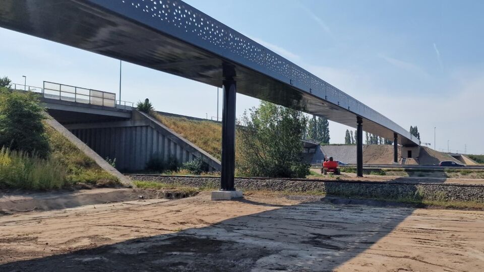 Nieuwe fietsbrug in Evergem geopend: "Nieuwe stap in vernieuwing van R4 ...