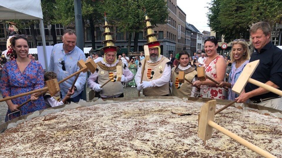 In Maaseik konden ze eindelijk weer hun knapkoek bakken en ...