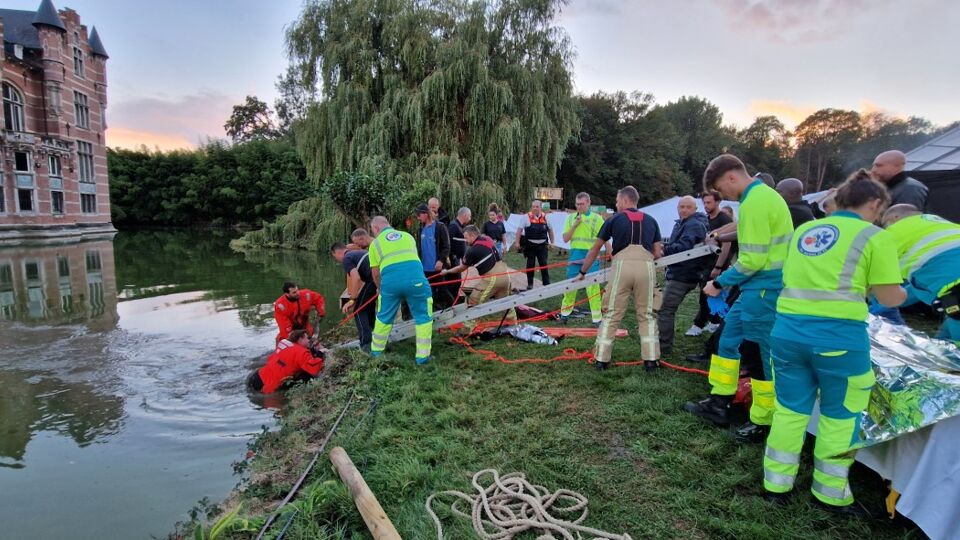 Hulpdiensten halen festivalganger uit het slib van kasteelvijver ...