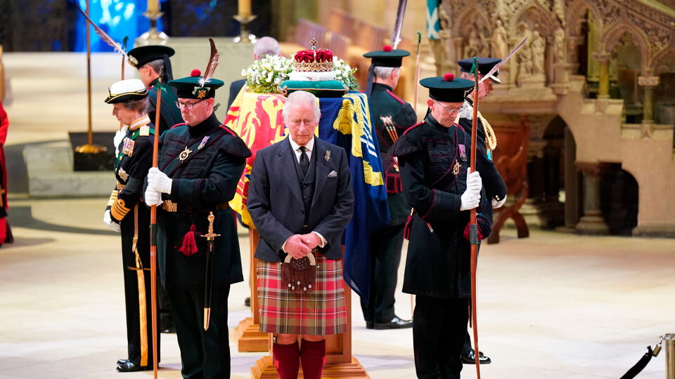 Een laatste tocht door Londen en 2 minuten stilte: Buckingham Palace ...