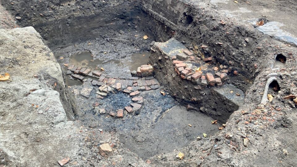 In Brugge is bij archeologische opgravingen voor het eerst een klokkengieterij ontdekt | VRT NWS ...