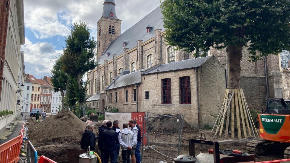 In Brugge is bij archeologische opgravingen voor het eerst een klokkengieterij ontdekt | VRT NWS ...
