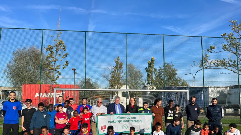 Alle stedelijke sportterreinen van Antwerpen rookvrij: "Roken en sporten gaat niet samen" | VRT ...