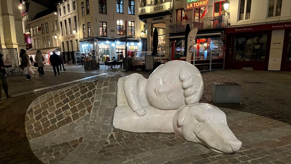 Standbeeld Nello en Patrasche aan Antwerpse kathedraal nu ook 's nachts ...