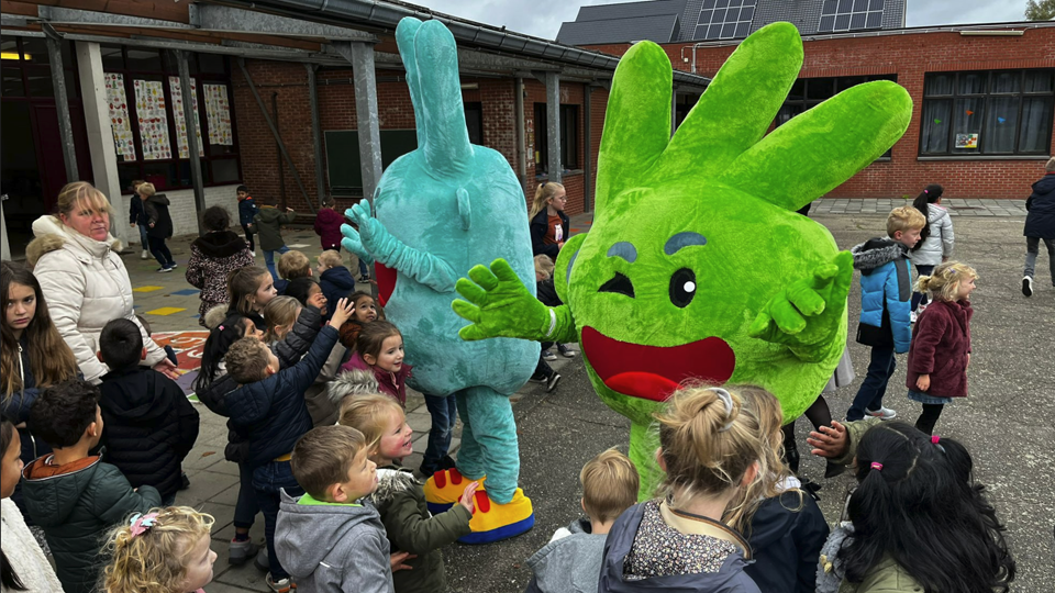 Kinderen mogen naam kiezen voor mascottes van gemeente Pelt | VRT NWS ...