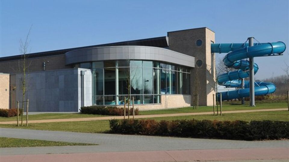 Zwembad Tessenderlo sluit een maand de deuren om te besparen | VRT NWS ...