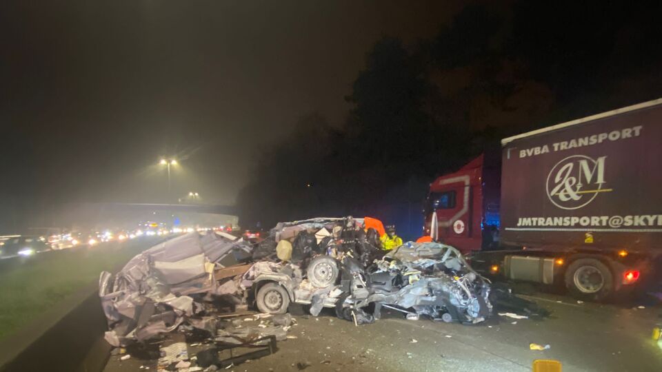 Zwaar ongeval op A12 in Meise: hulpdiensten bevrijden bestuurder uit wrak | VRT NWS: nieuws