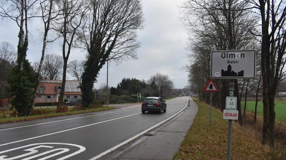 Adapted road signs for "millionaire village" Olmen | VRT NWS: news