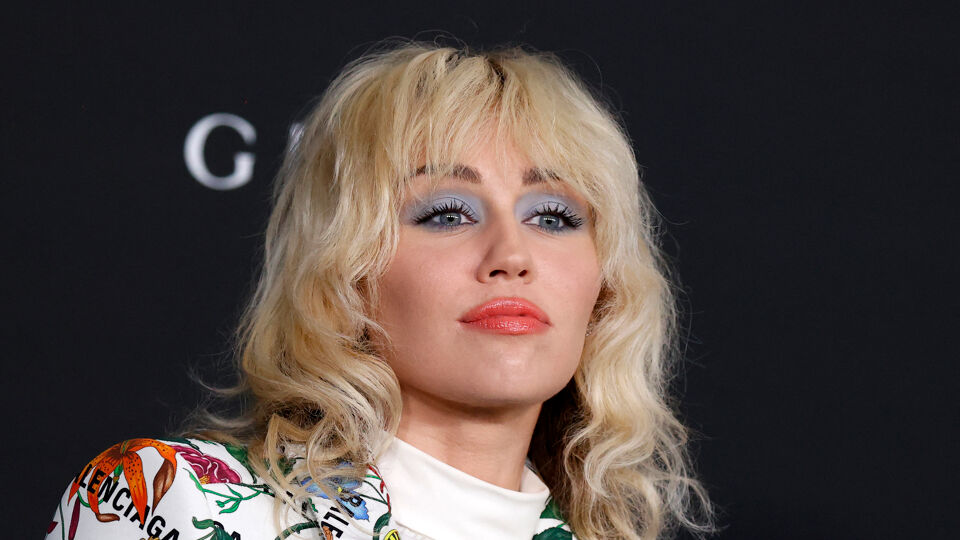 "Flowers" van Miley Cyrus breekt streamingrecord: in een week tijd meer ...