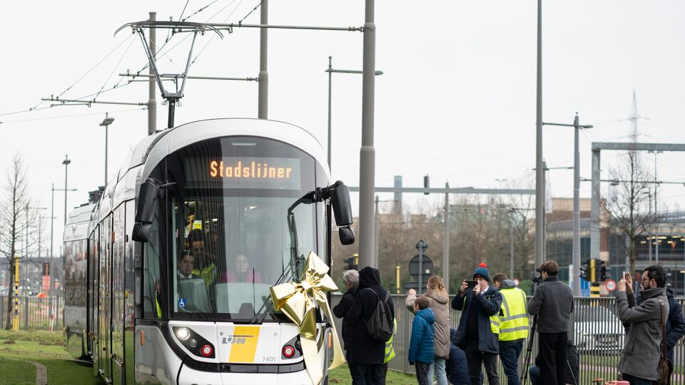 Nieuwe Antwerpse trams ingehuldigd: maak kennis met de Stadslijner ...