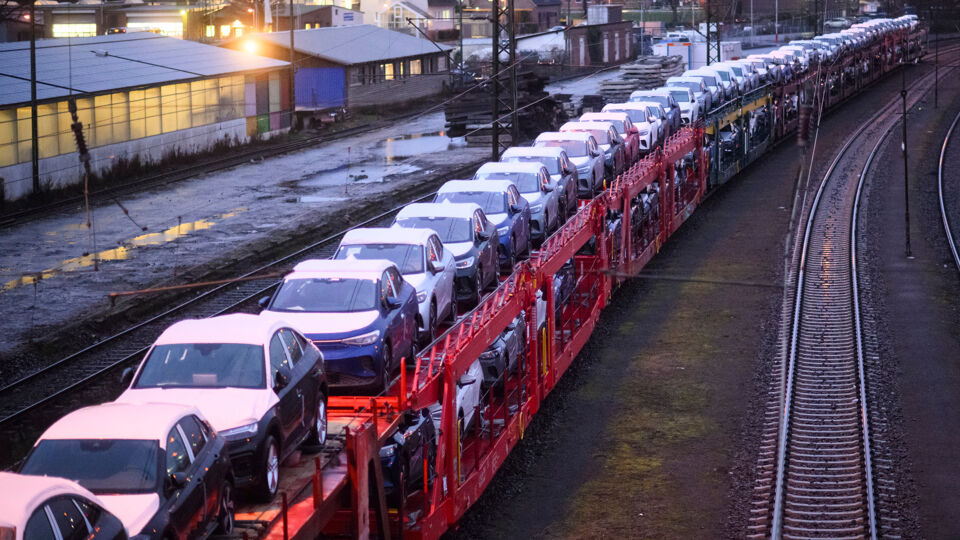 Europese klimaatwet verbiedt nieuwe diesel- en benzinewagens vanaf 2035 | VRT NWS: nieuws