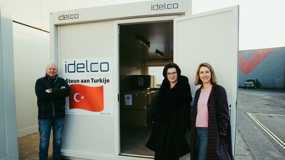 Idelco uit Zwevezele schenkt 20 wooncontainers aan slachtoffers van aardbeving in Turkije | VRT ...