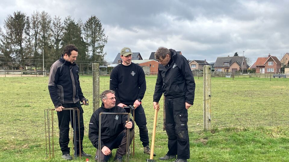 Burgemeester Oudsbergen maakt eigen weide wolfproof met Wolf Fencing ...