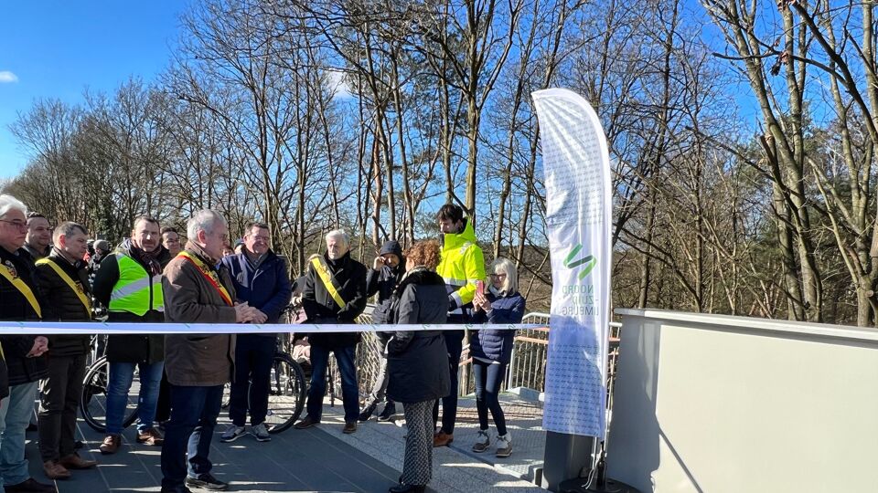 Fietsbrug over Noord-Zuidverbinding in Houthalen-Helchteren geopend ...