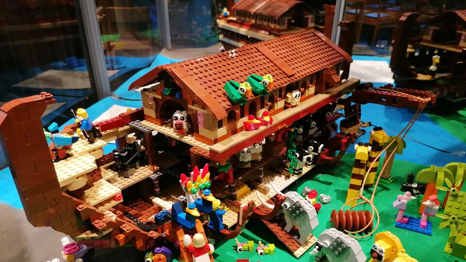 Ark van Noach gemaakt uit Lego tentoongesteld in kerk in Stekene | VRT ...