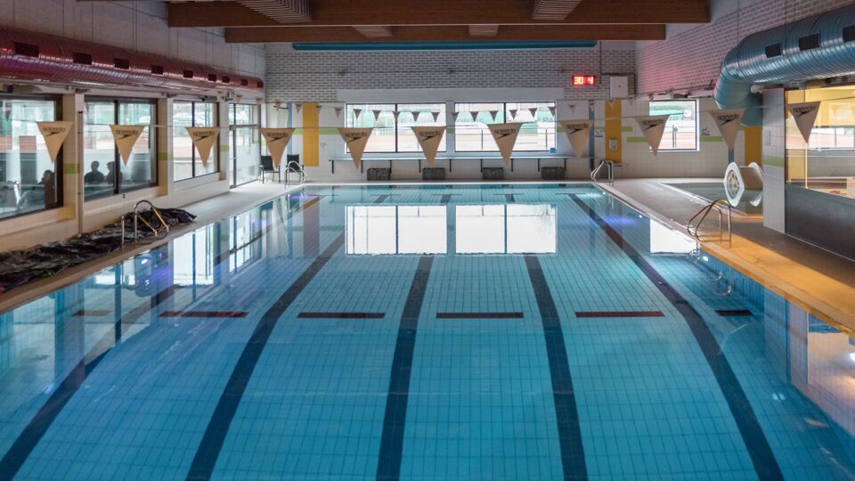 Zwemclubs Eeklo kunnen terecht in zwembad Den Boer in Lievegem tijdens herstellingswerken | VRT ...