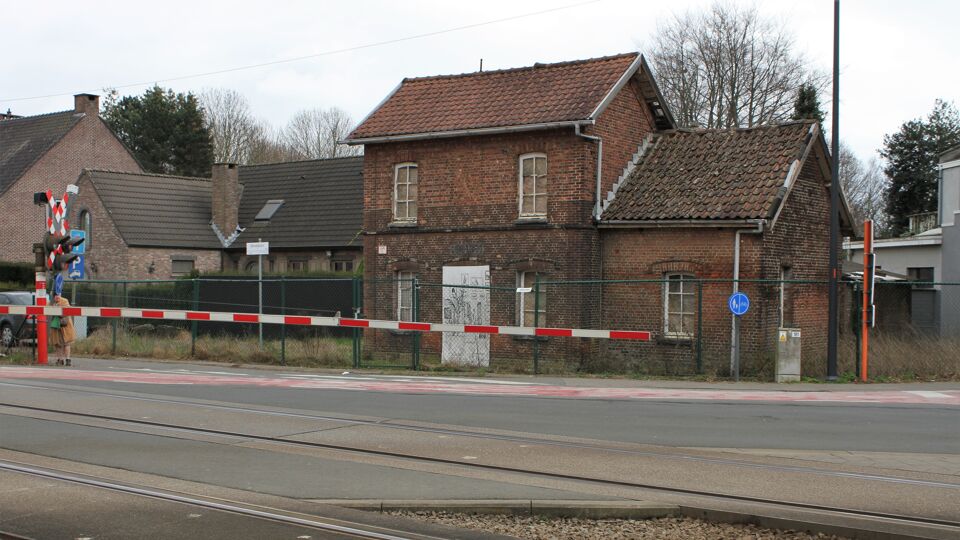 Lier geeft Infrabel toelating om oudste spoorwachtershuisje van het ...