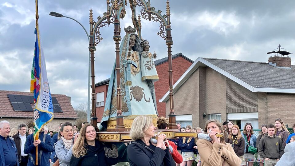 Eeuwenoude traditie van de processie in bedevaartsoord Hallaar is groot ...