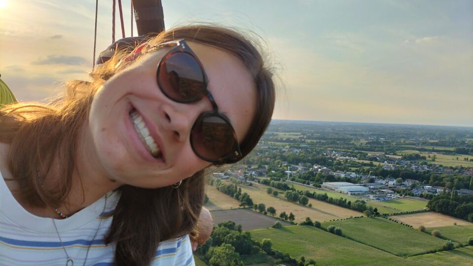 Emily uit Merelbeke mag als enige studente mee met de pers in het zog ...