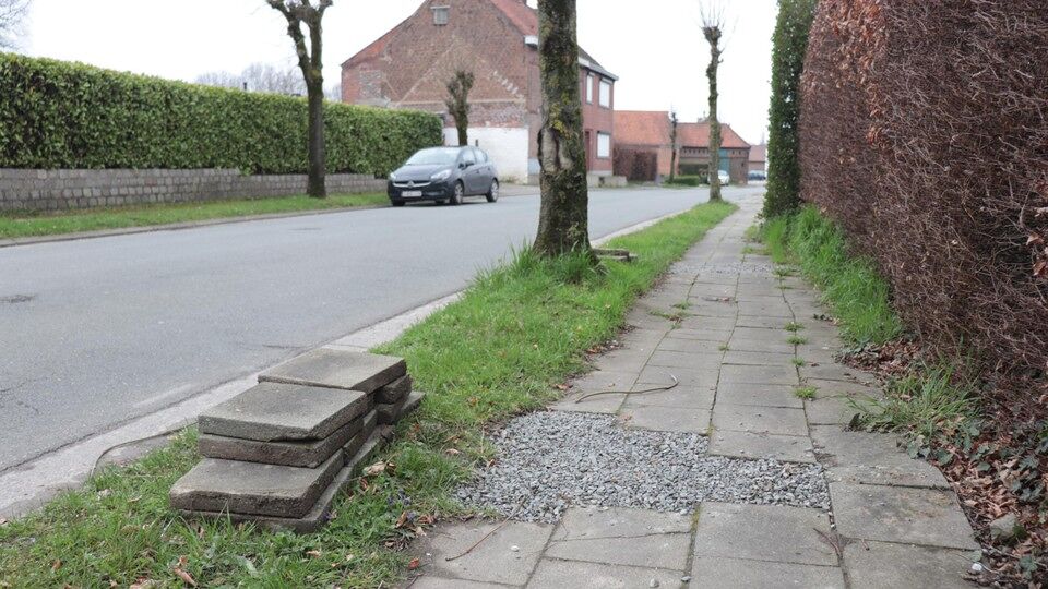Inwoner haalt zelf gevaarlijke tegels uit voetpad in Lede, gemeente ...