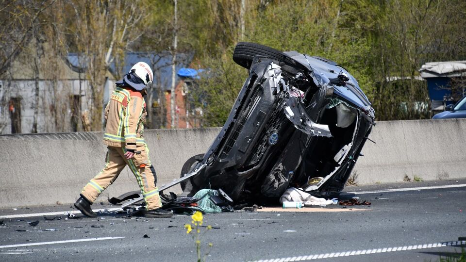 Drie gewonden bij spectaculair ongeval op E403 in Ruddervoorde | VRT NWS: nieuws