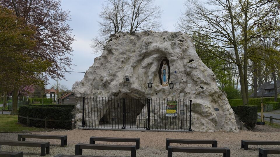 Olsene Rotse in het nieuw en klaar voor de Mariaverering in de meimaand ...