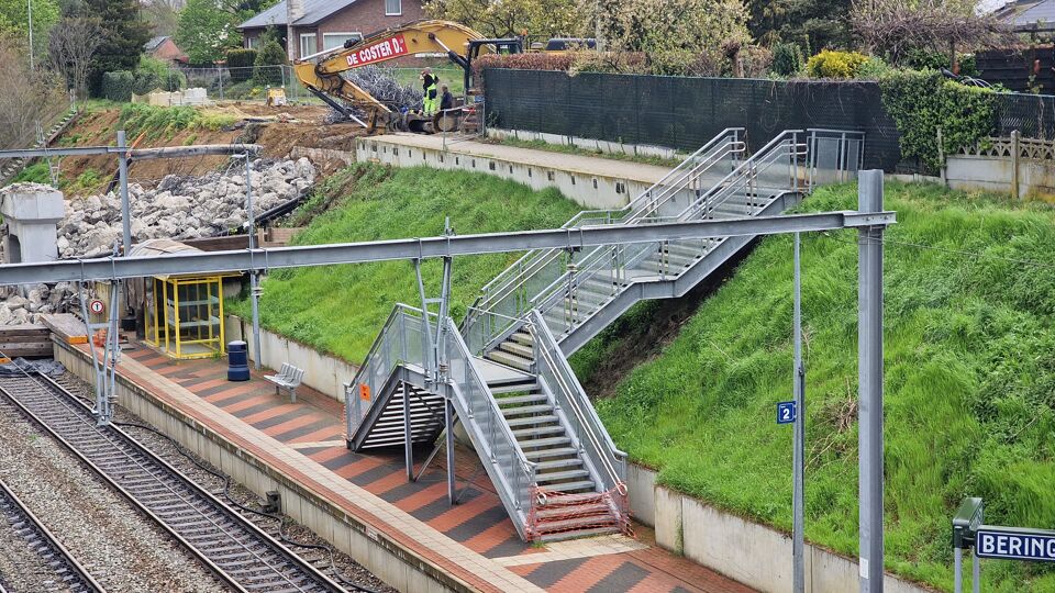 Brug Koerselsesteenweg over treinspoor in Beringen afgebroken voor bouw ...