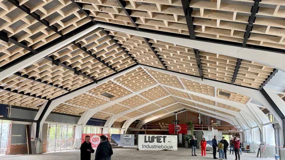 Eerste symbolische steen voor vernieuwde Ruiterhal in Brasschaat | VRT ...