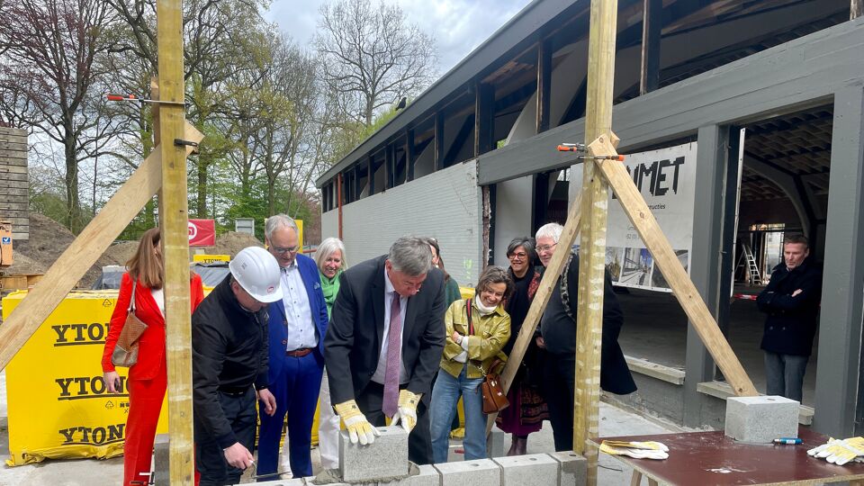 Eerste symbolische steen voor vernieuwde Ruiterhal in Brasschaat | VRT ...