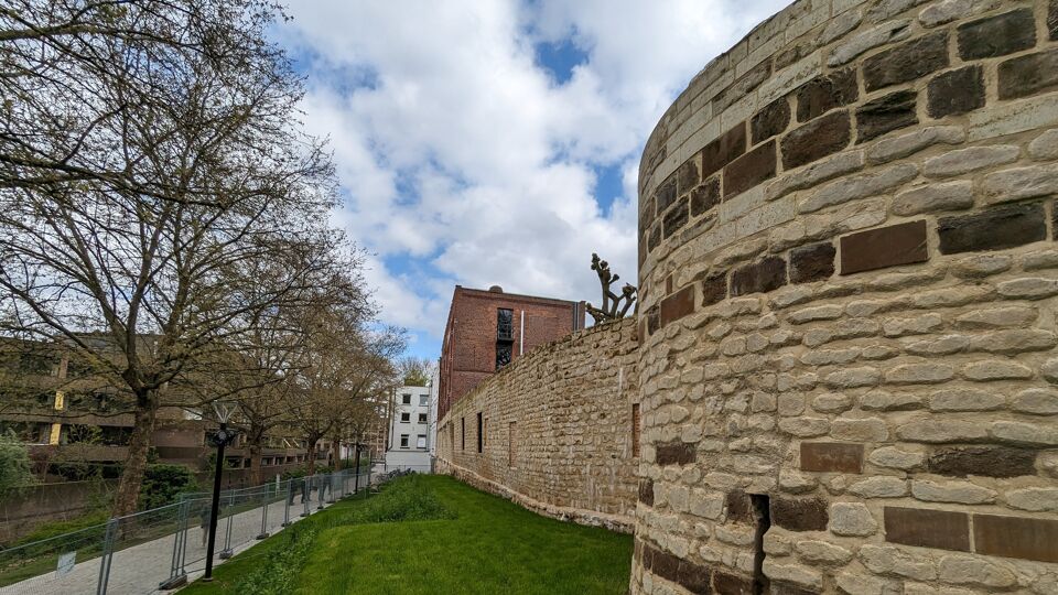 Middeleeuwse muur in Handbooghof in Leuven gerestaureerd | VRT NWS: nieuws