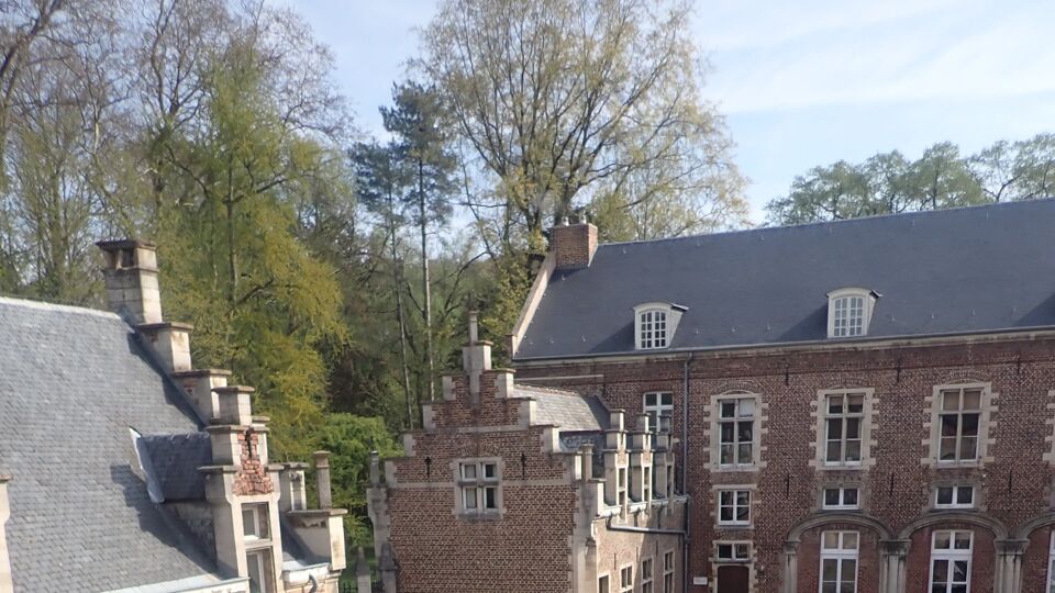 Archaeology students unearth bulwark at Arenberg Castle in Heverlee ...