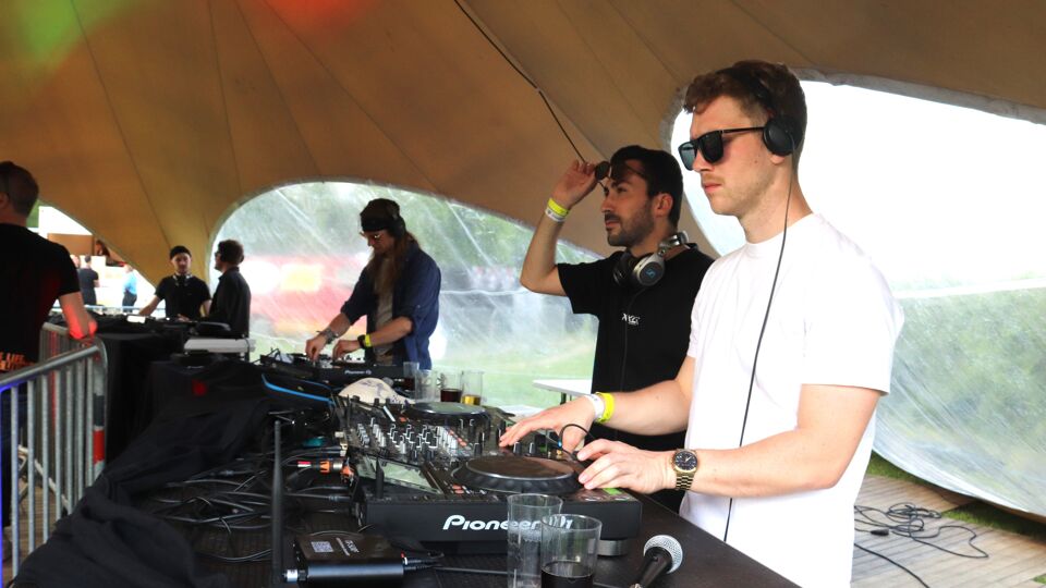 Eerste 'silent rave' aan Maagdentoren in Scherpenheuvel-Zichem: "Mooie ...