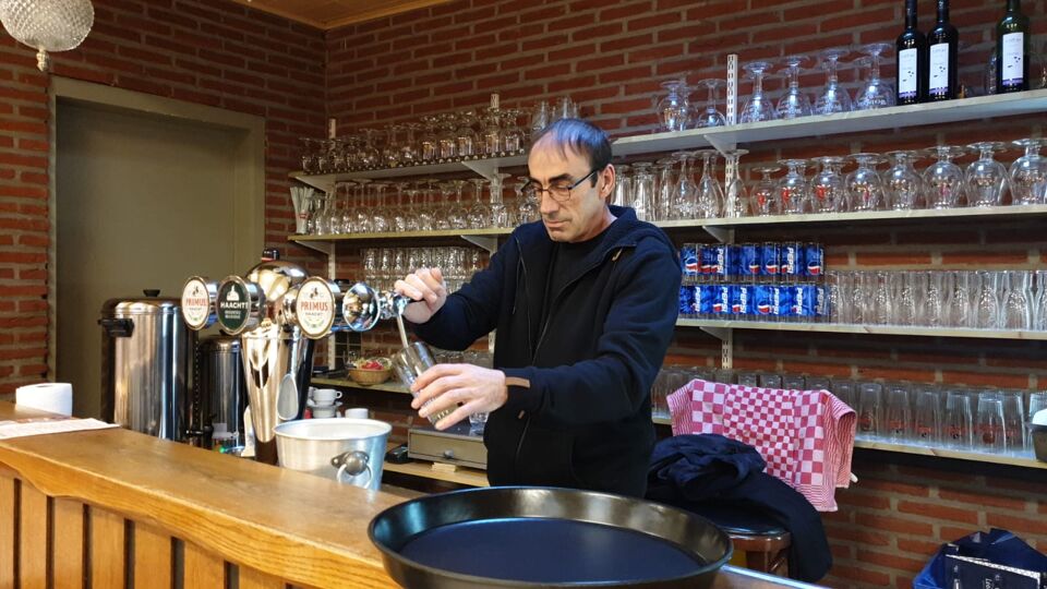 Barman van café in Meerhout is gestart met wereldrecordpoging ...