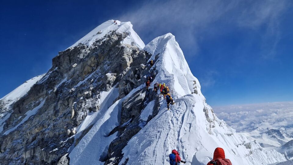 Al 8 doden dit seizoen en toch is Mount Everest populairder dan ooit ...