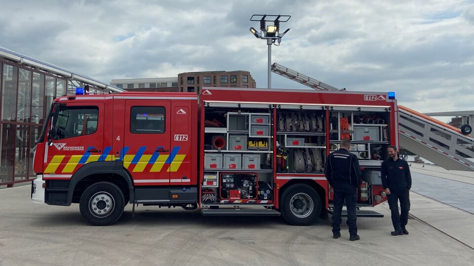 Brandweer Zone Antwerpen toont gloednieuwe brandweerwagens | VRT NWS ...
