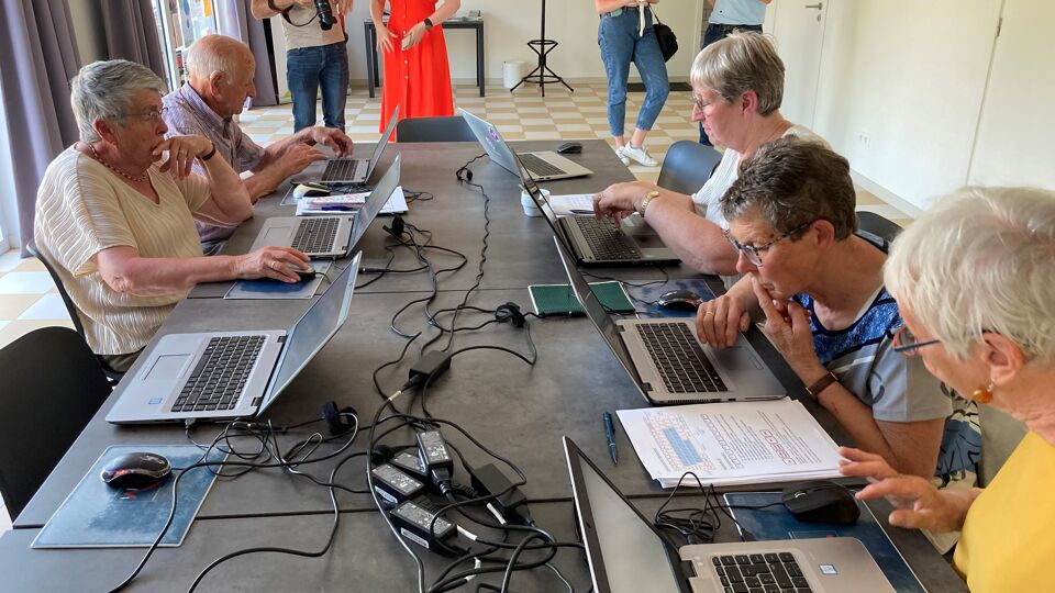 60-plussers krijgen computerles in Dessel: "Cursus is belangrijk om digitale kloof te ...