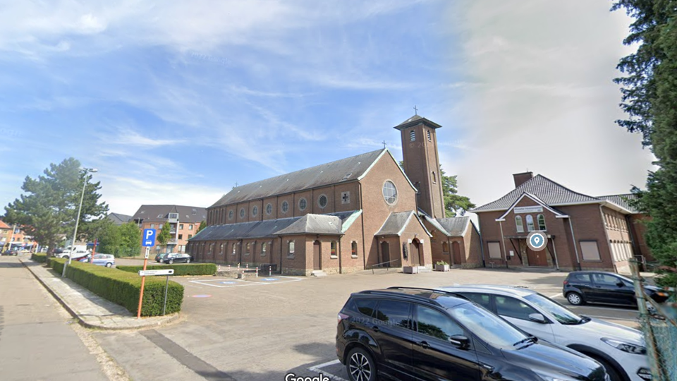 Groep vrijwilligers knapt parochiezaaltje van Beert bij Pepingen op ...