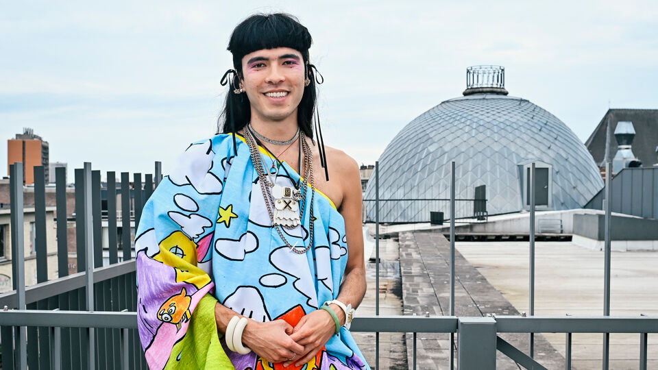 Piepjong en flamboyant: Brandon Wen staat voor eerste eindejaarsdefilé ...