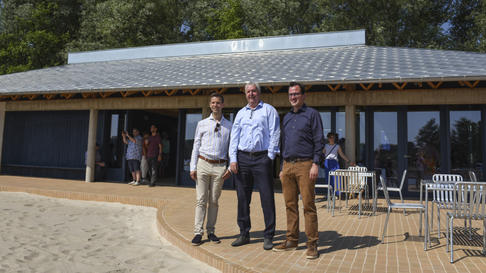 Plas van Rotselaar heeft gloednieuw zwempaviljoen met terras en nieuwe ...