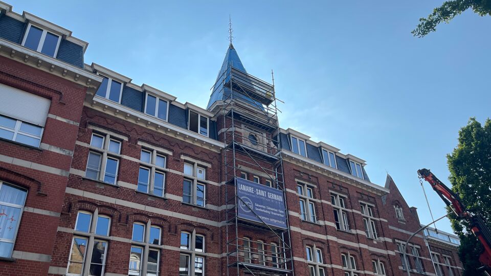 Lyceum van Ieper vervangt windhaan door windkat op gerestaureerde toren ...