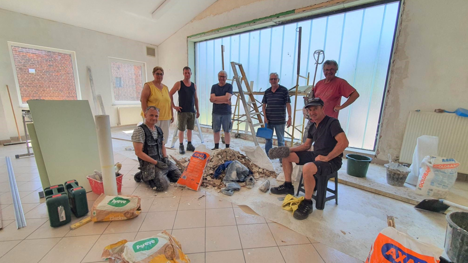 Groep vrijwilligers knapt parochiezaaltje van Beert bij Pepingen op ...