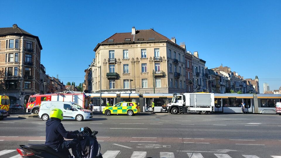 Vrouw aangereden door tram aan halte Demolder in Schaarbeek | VRT NWS: nieuws