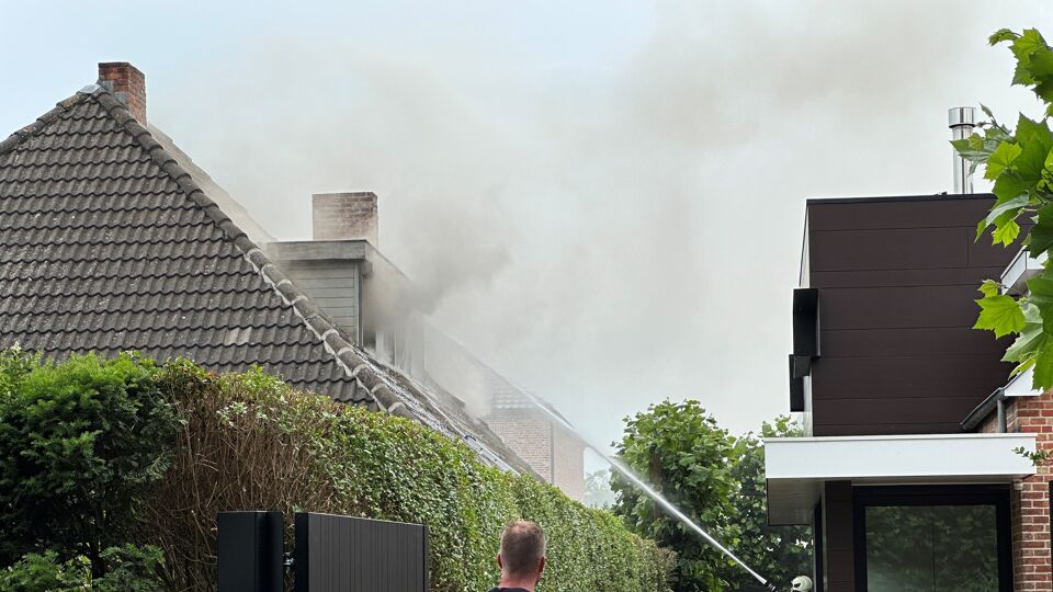 Huis in Sint-Michiels Brugge volledig verwoest door brand: gezin niet gewond | VRT NWS: nieuws