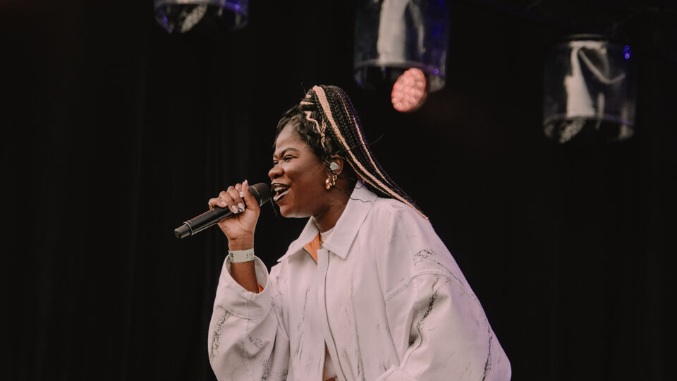 Coely staat voor drukke festivalzomer en tournee na depressie ...