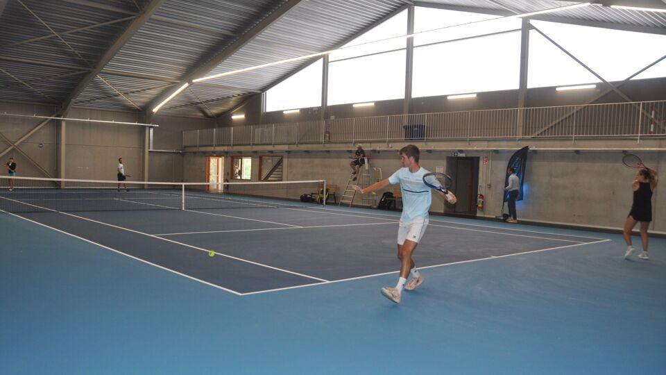 Grootste tennisclub van Vlaanderen opent nieuwe indoorhal in ...
